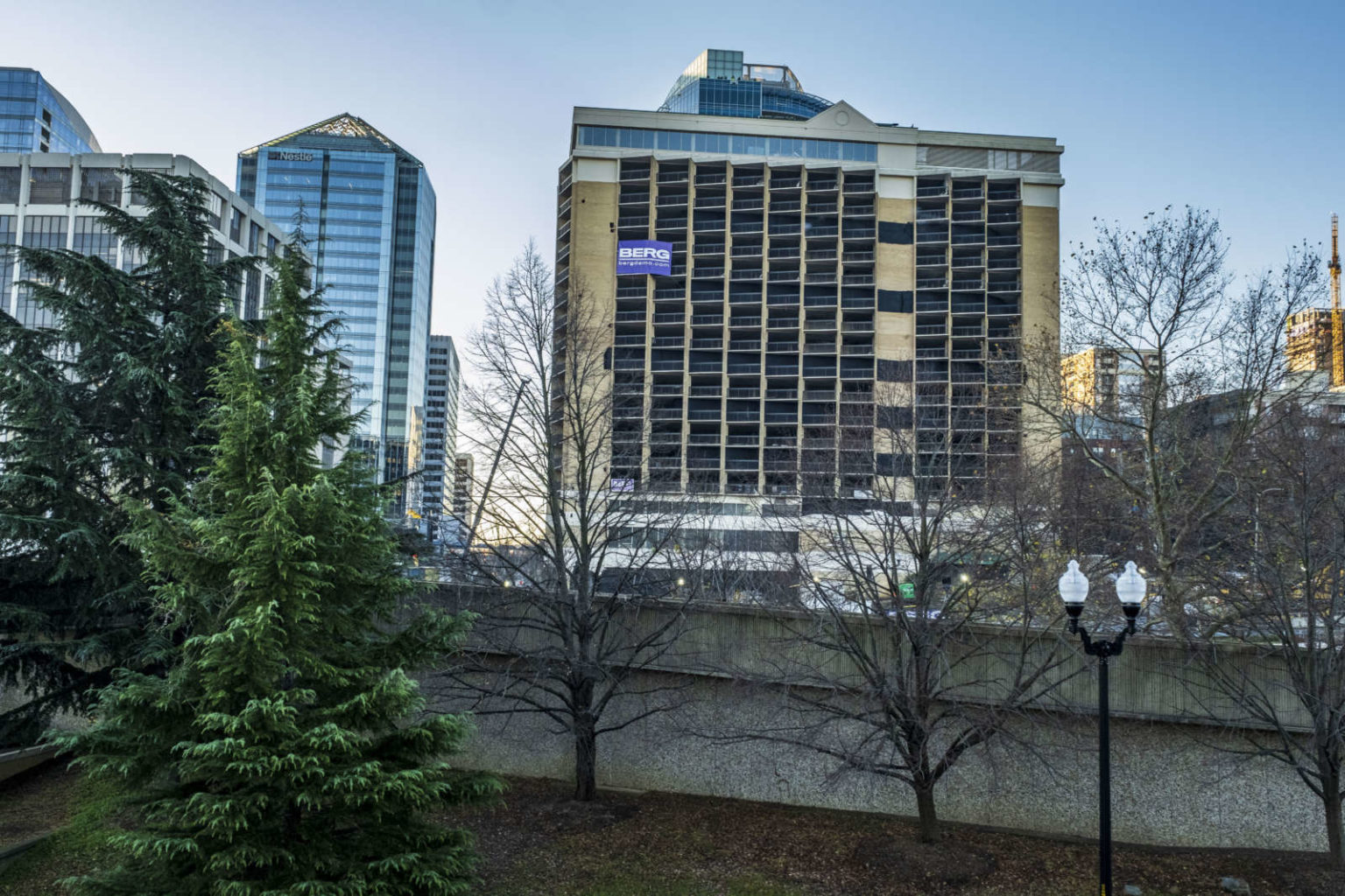 New Rosslyn apartment tower starts renting as Hilton hotel construction ...