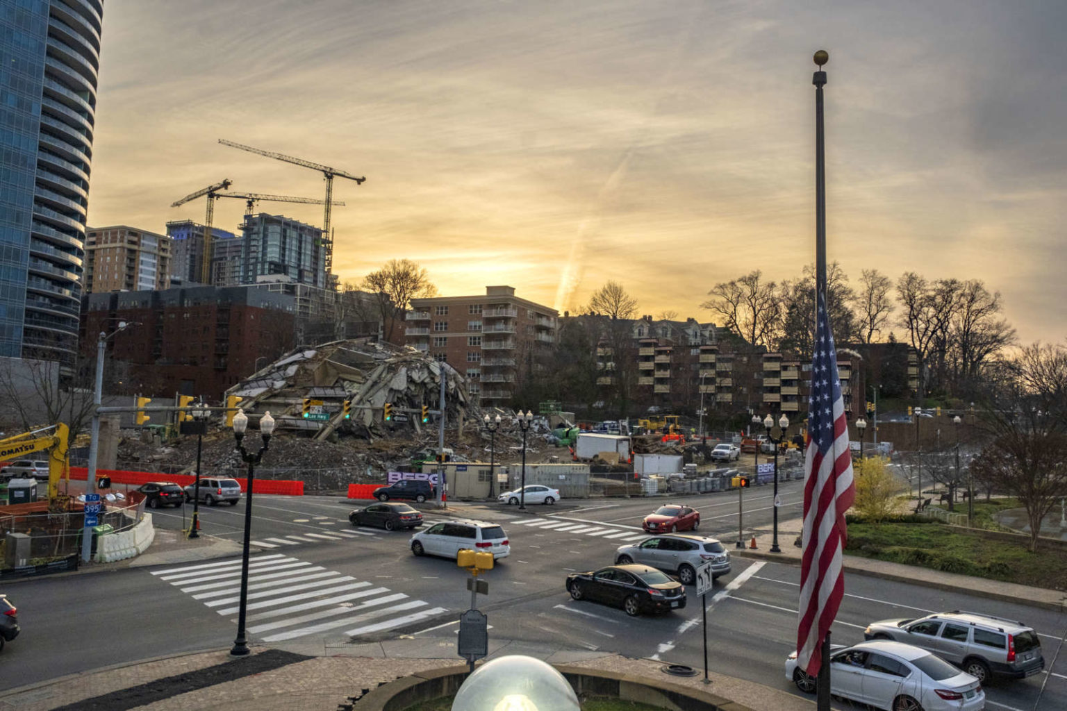 New Rosslyn apartment tower starts renting as Hilton hotel construction ...